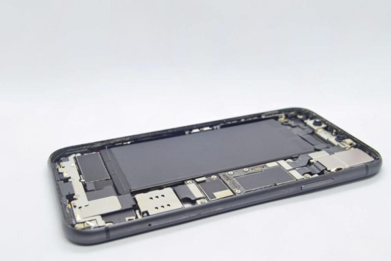 What Parts of a Cell Phone Can Be Recycled? | EACR Inc.