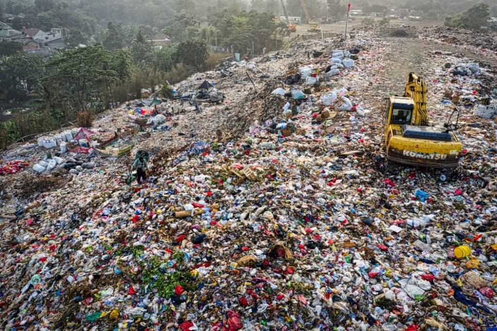 How to Reduce Trash in Landfills This Earth Day | EACR INC.